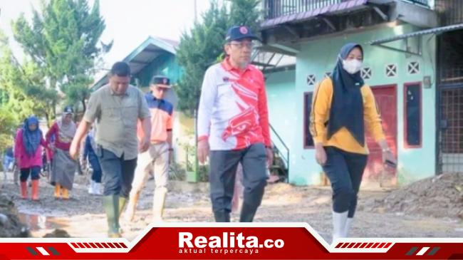 ASN Pemko Padang Bersihkan SMAN 12 Gurun Laweh Usai Diterjang Banjir ...